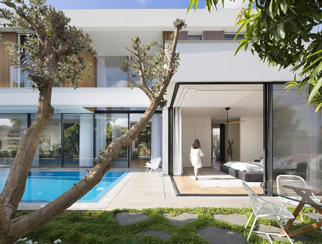 Modern Family Home In Israel Seamlessly Connects With The Outdoors ...