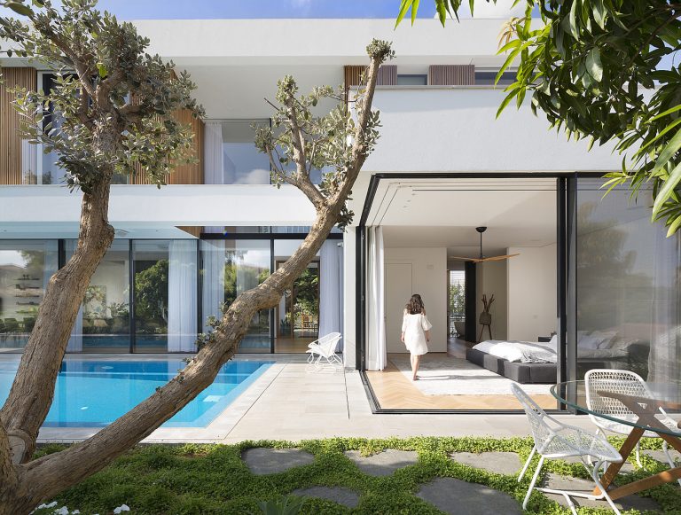 Modern Family Home In Israel Seamlessly Connects With The Outdoors ...