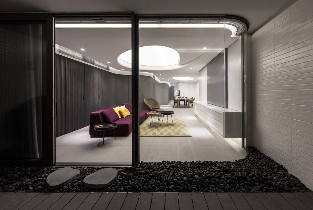 Unique Modern Residence With Curvilinear Walls And Artificial Skylights ...