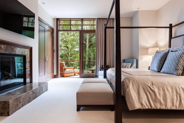 Luxury Resort-Like Mountaintop Home with Dramatic Architecture