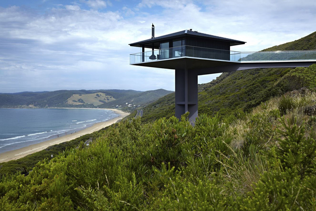 Suspended House Above The Beach Provides Dramatic Oceanfront Experience ...