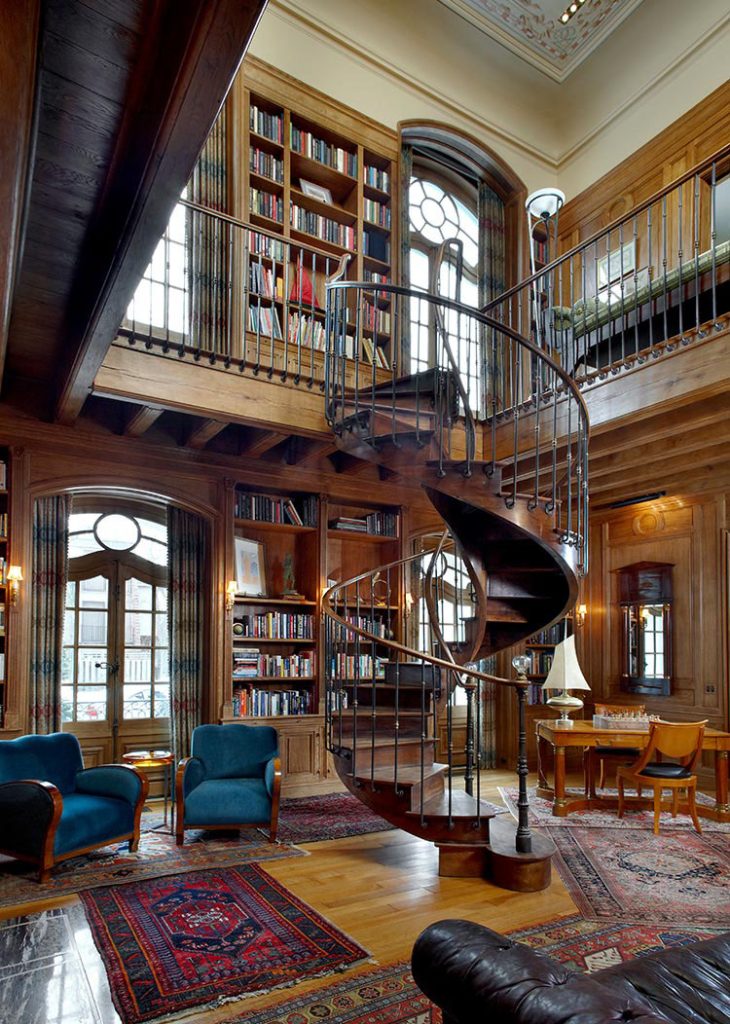 Palatial Town House in Chicago with Neoclassical Architecture