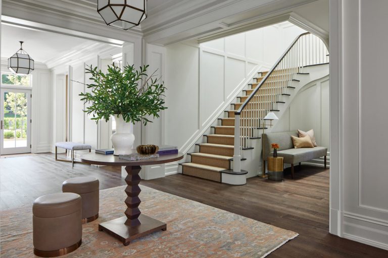 A Classic Colonial Dream Estate with Shingle-Style Architecture