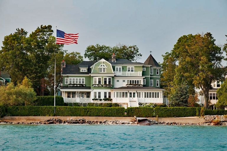 Lakeside Escape: Relive the Grandeur & Charm of a Bygone Era