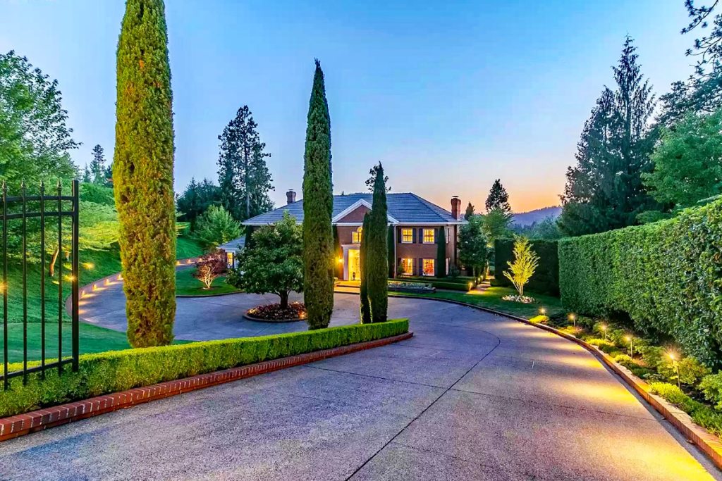 Beautifully Landscaped Luxury Estate with Classic Elegance