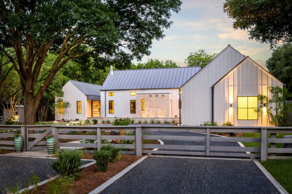 Estate-Like Modern Farmhouse In Texas