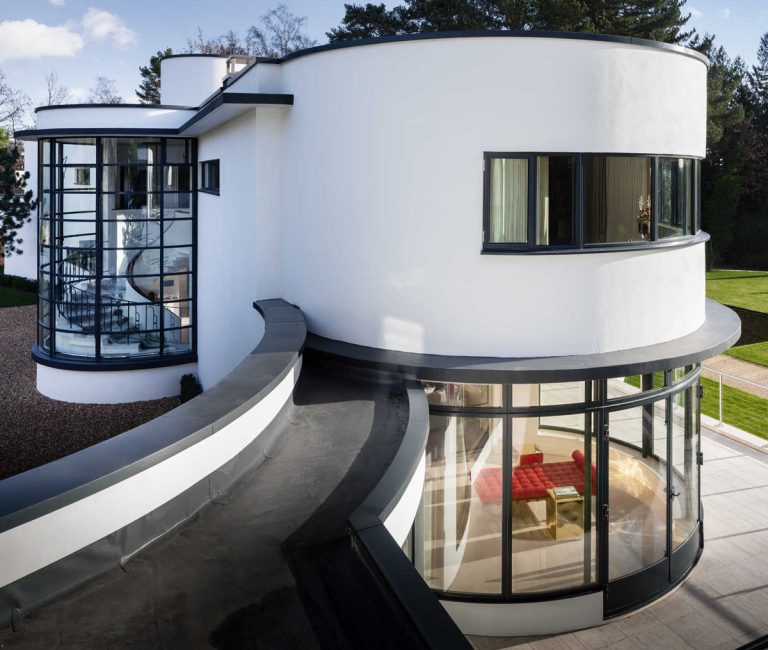 Modernist Estate in the Picturesque English Countryside