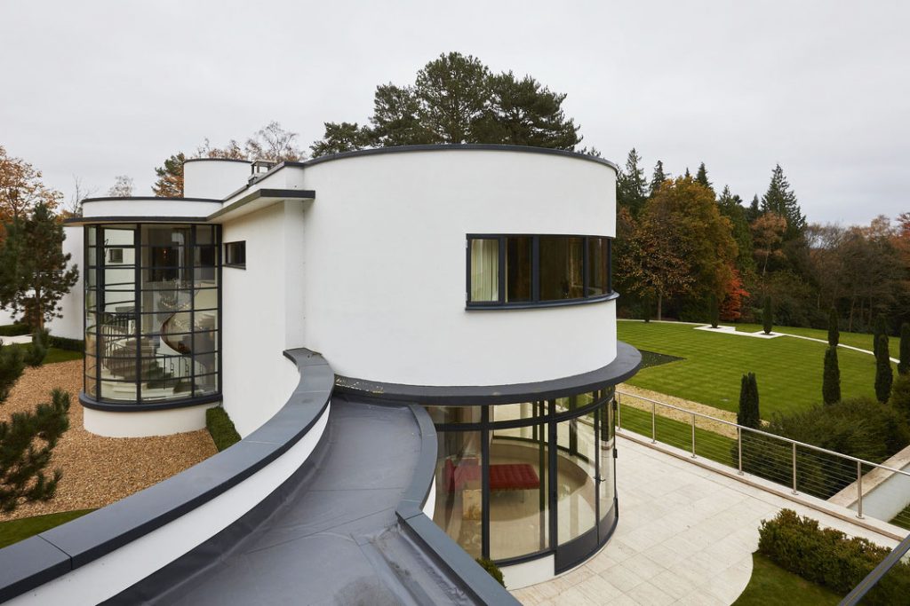 Modernist Estate in the Picturesque English Countryside